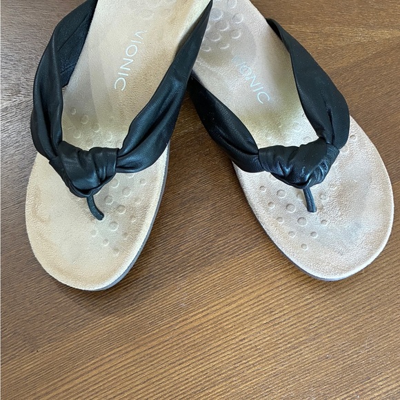 Vionic | Shoes | Vionic Pippa Black And Tan Sandals With Comfortable ...